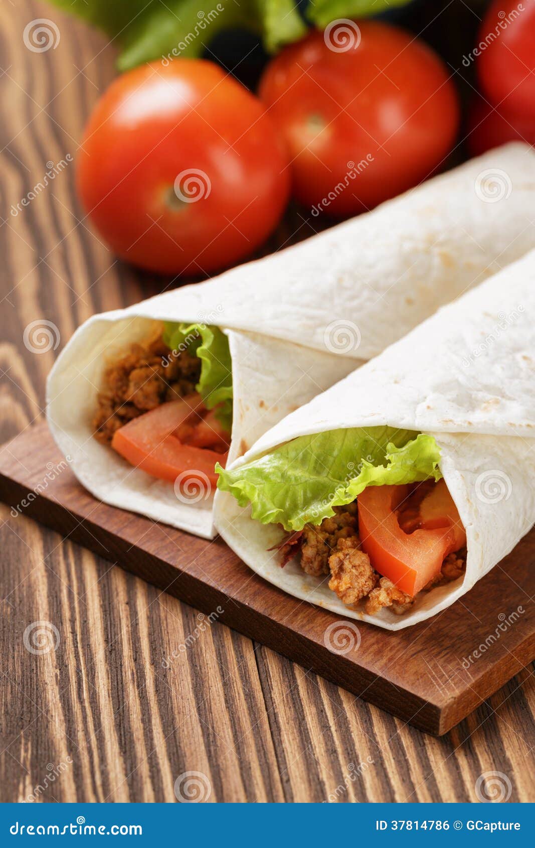 Burritos Avec La Tomate De Boeuf Et La Feuille De Salade Photo stock ...