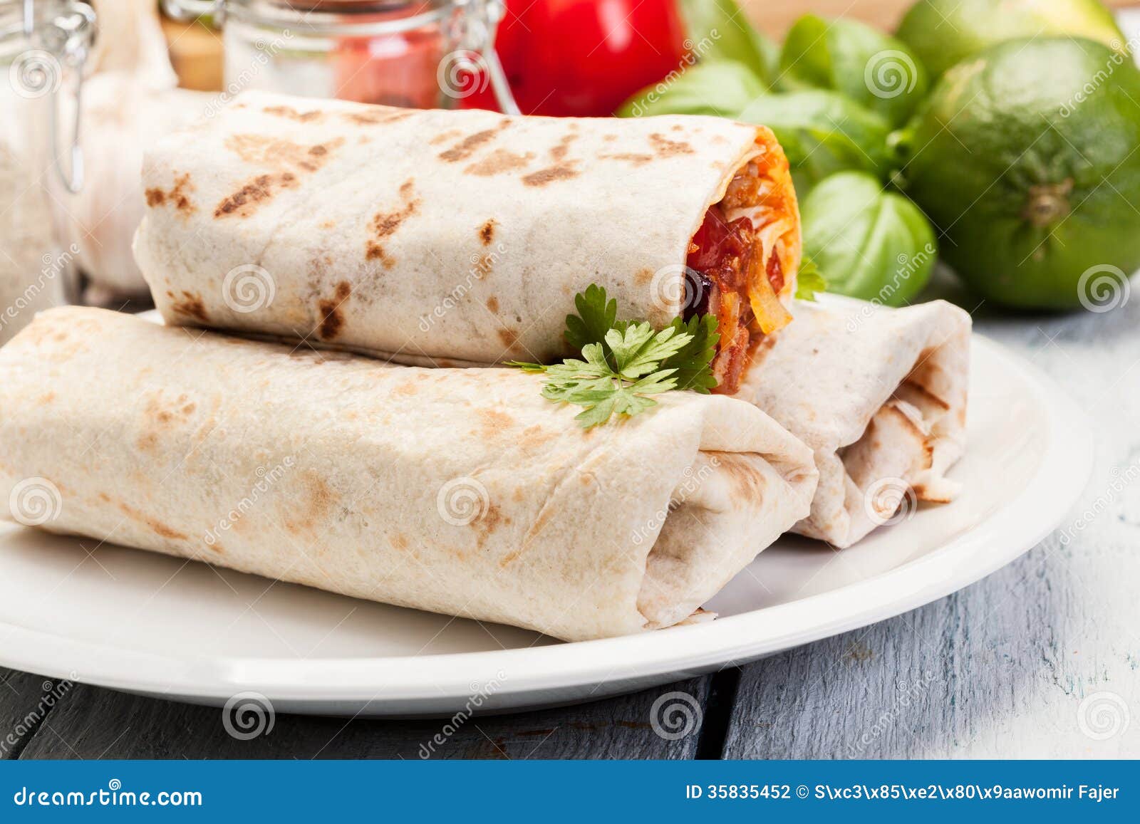 Burritos mexicanos foto de archivo. Imagen de pimienta - 35835452