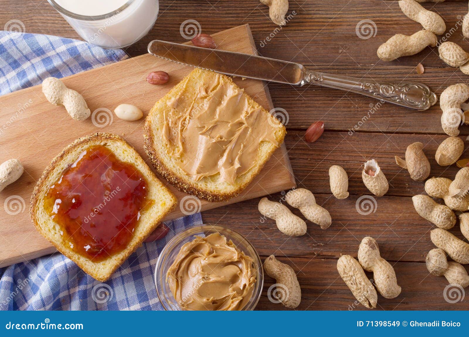 Burro Di Arachide Su Pane Tostato Immagine Stock - Immagine di pane ...