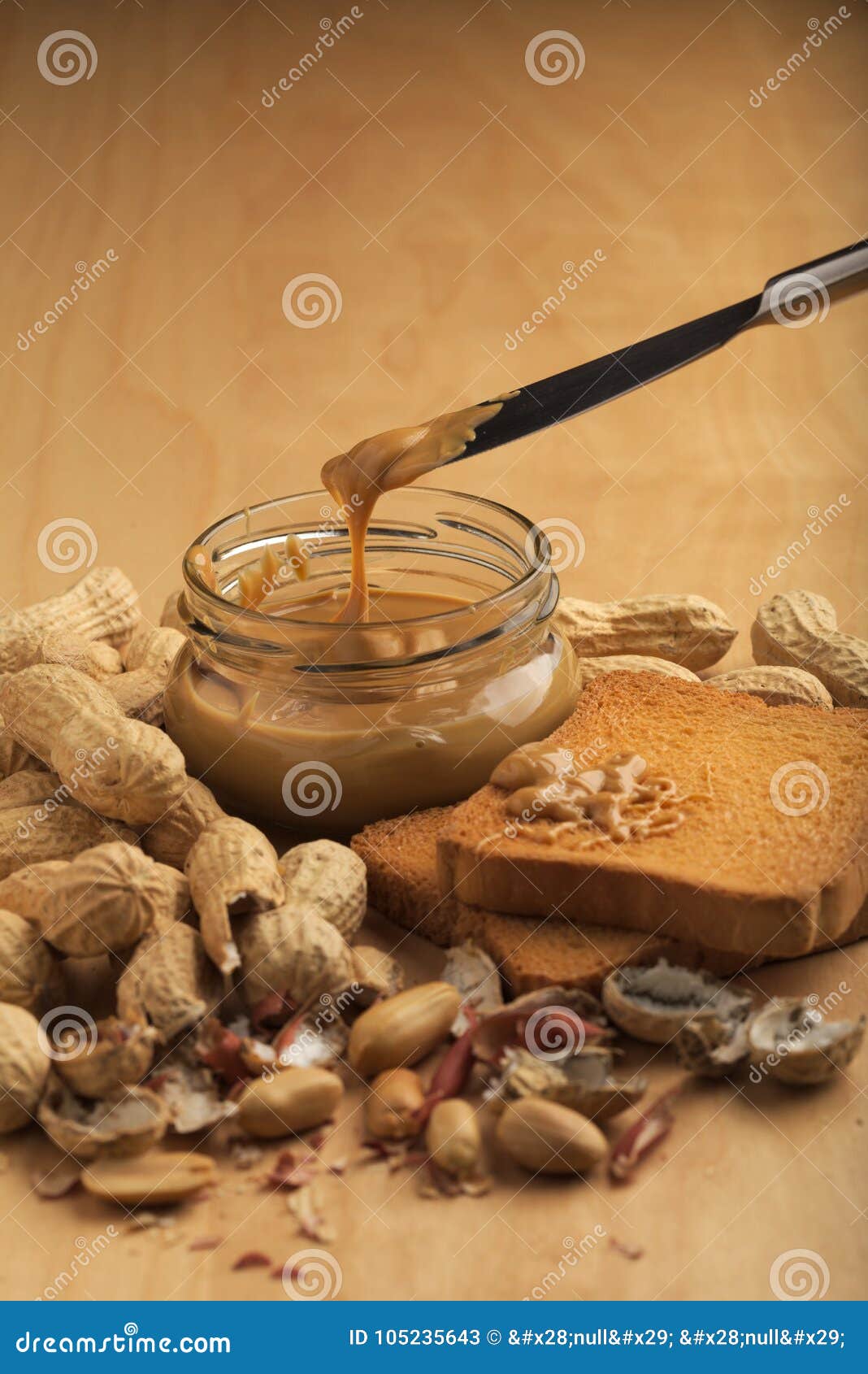 Burro Di Arachidi Con Le Fette Biscottate Immagine Stock - Immagine di ...