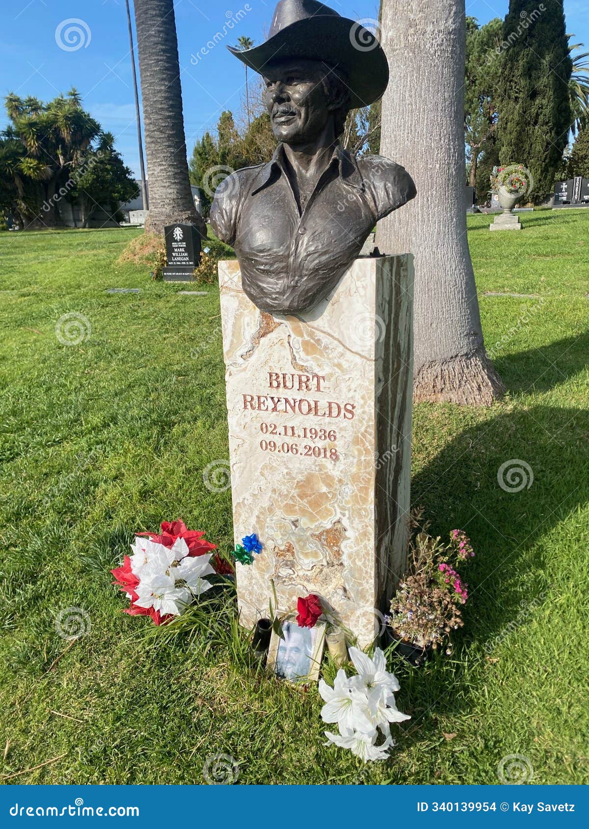 Burt Reynolds Memorial at Hollywood Forever Cemetery Editorial Stock ...