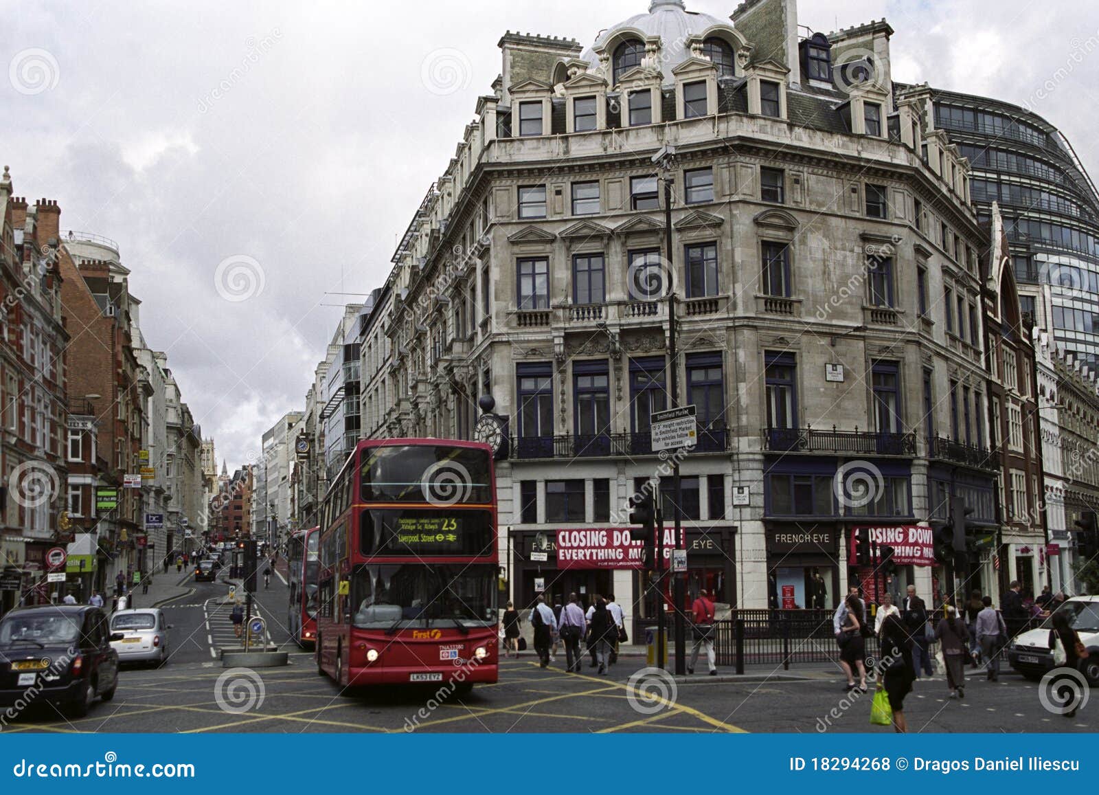 Bus Anglais Rouge Dans La Circulation Photo stock éditorial - Image du ...