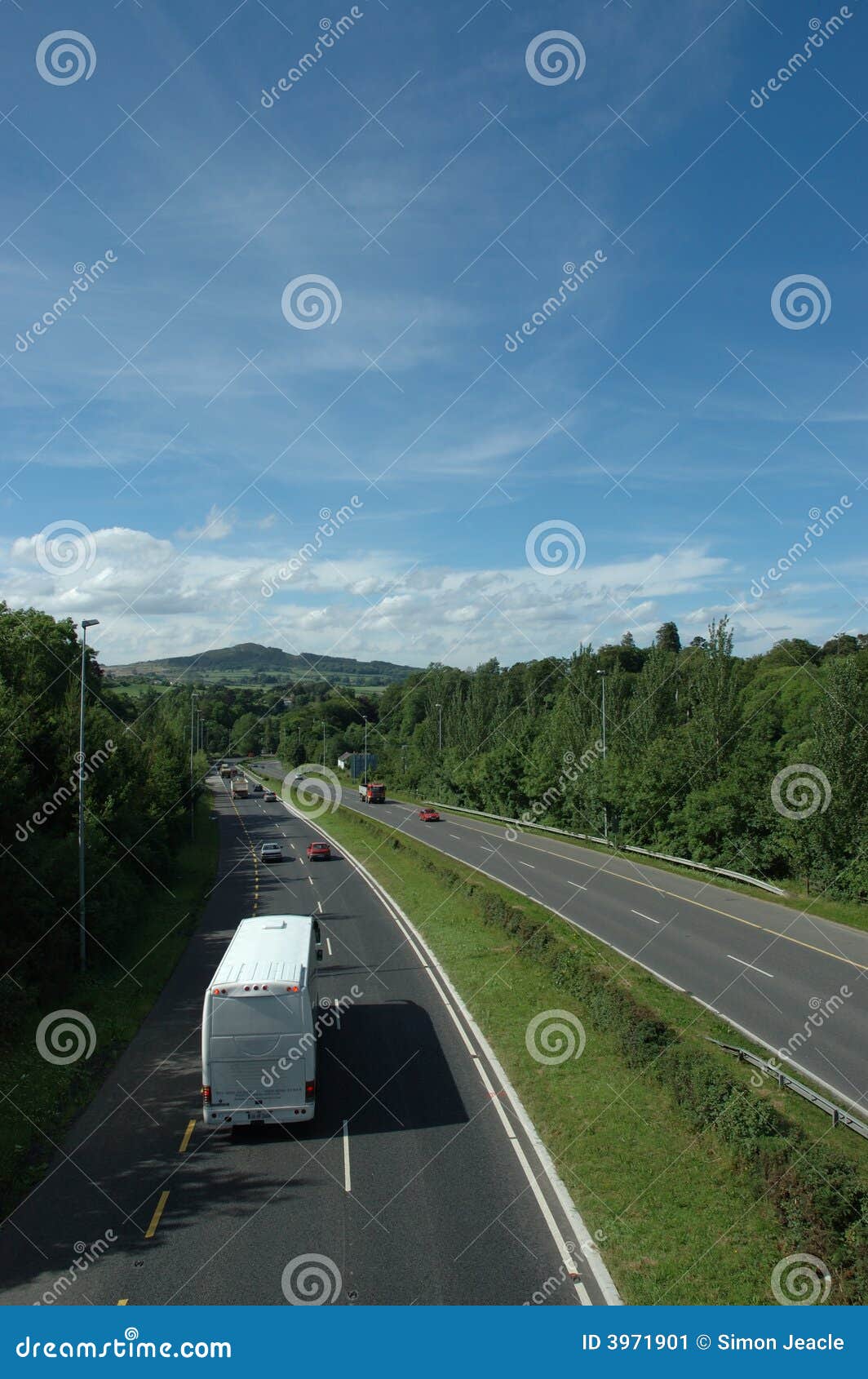 Bus auf Autobahn stockbild. Bild von packwagen, motorrad - 3971901