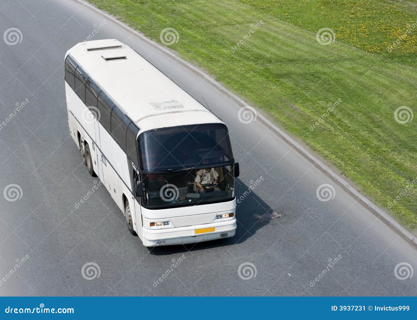 Bus bianco sulla strada immagine stock. Immagine di esplorazione - 3937231