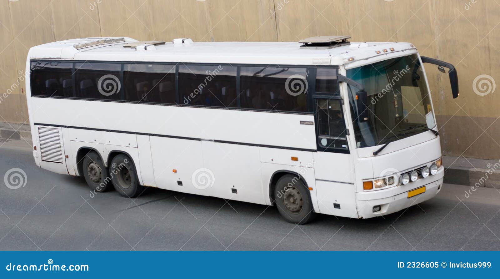 Bus de course d'excursion image stock. Image du lecteur - 2326605