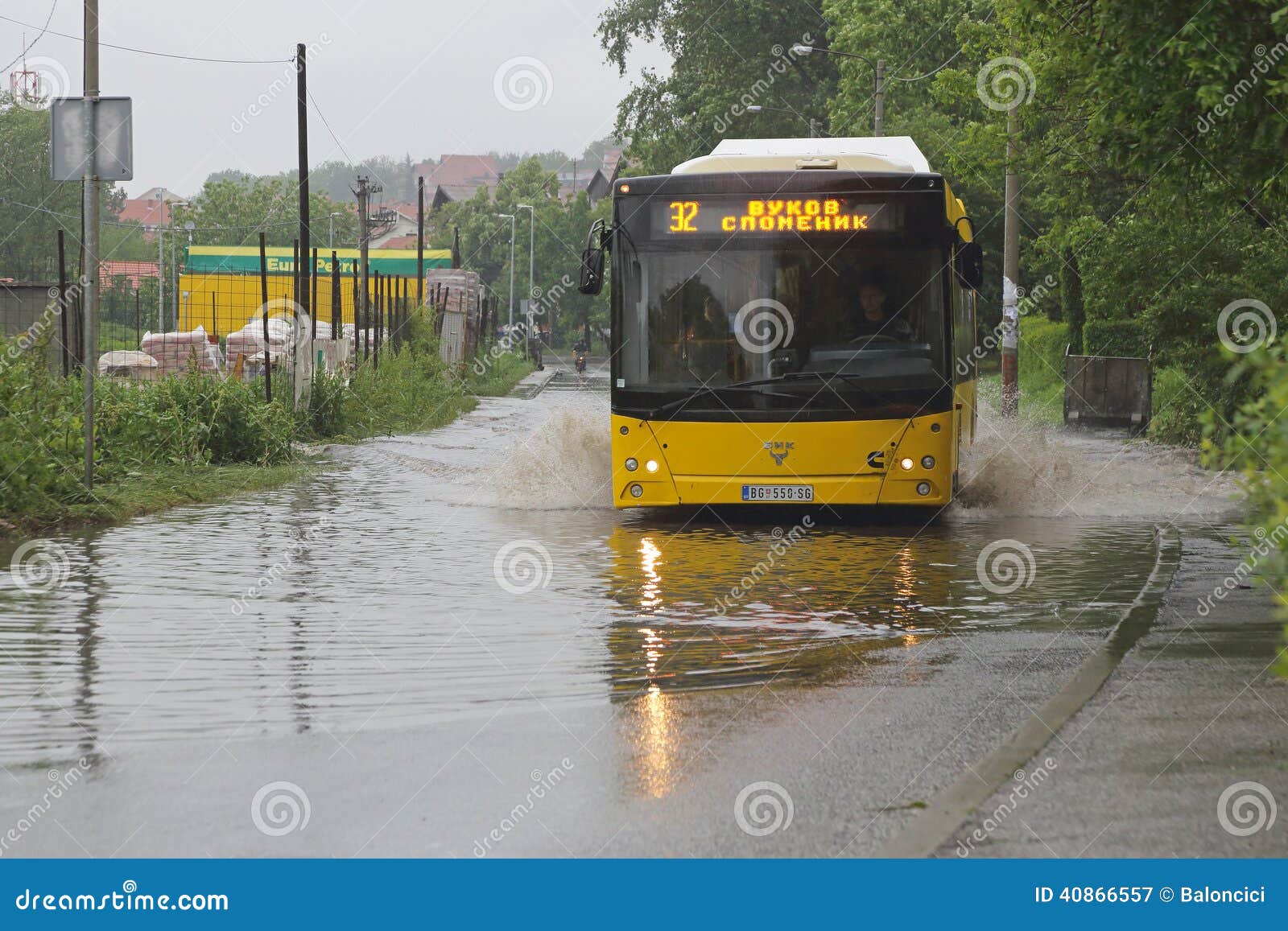 Bus in den Fluten redaktionelles stockfotografie. Bild von wasser ...