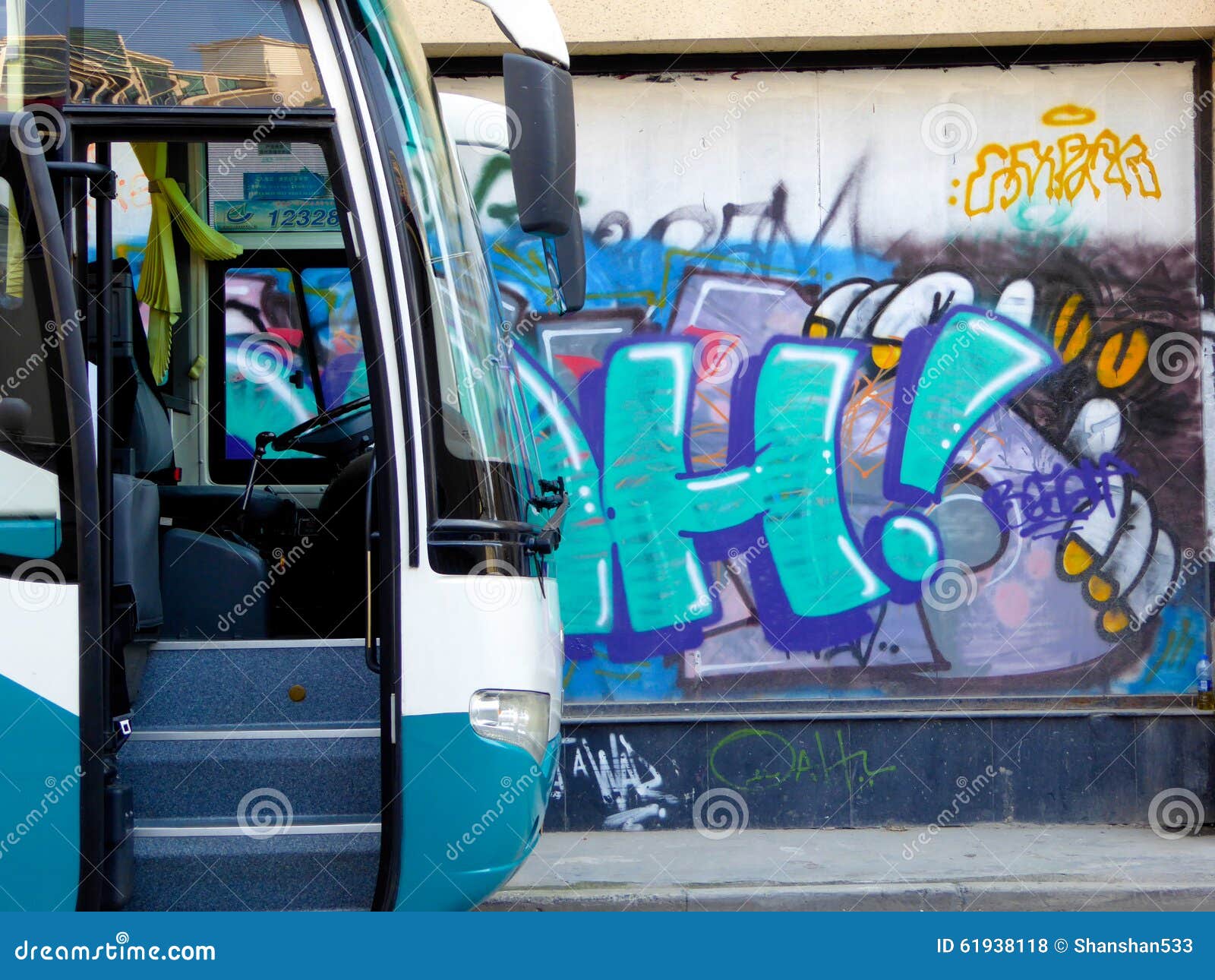 Bus in Der Front Der Graffitiwand Redaktionelles Stockfoto - Bild von ...