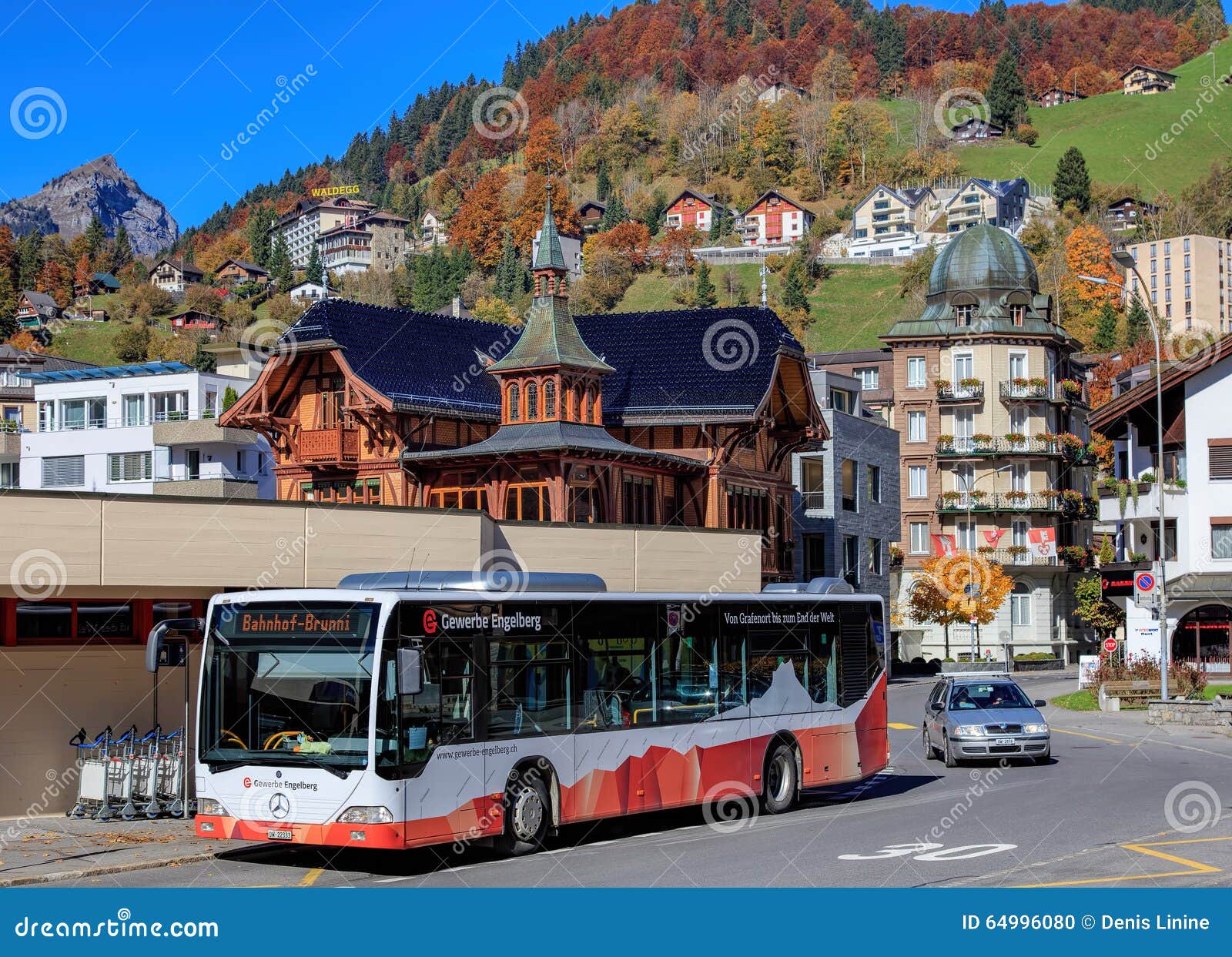 Bus am Engelberg-Eisenbahnbahnhofseingang Redaktionelles Bild - Bild ...