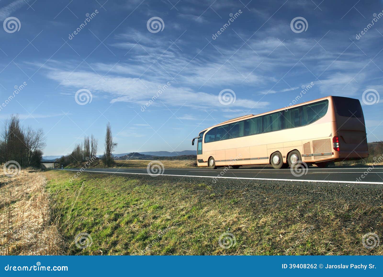 Bus op de weg stock foto. Image of asfalt, zonnestraal - 39408262