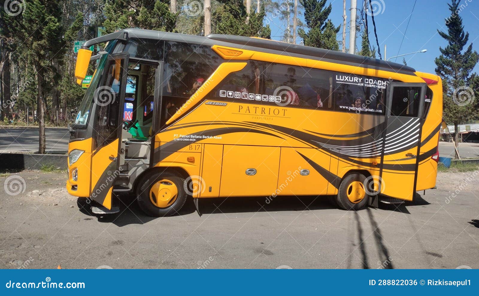 Bus Pariwisata Holiday Dayy Tuesday Editorial Photo - Image of tuesday ...