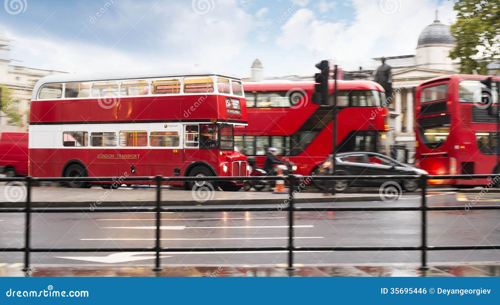 Bus rosso a Londra fotografia stock. Immagine di grande - 35695446