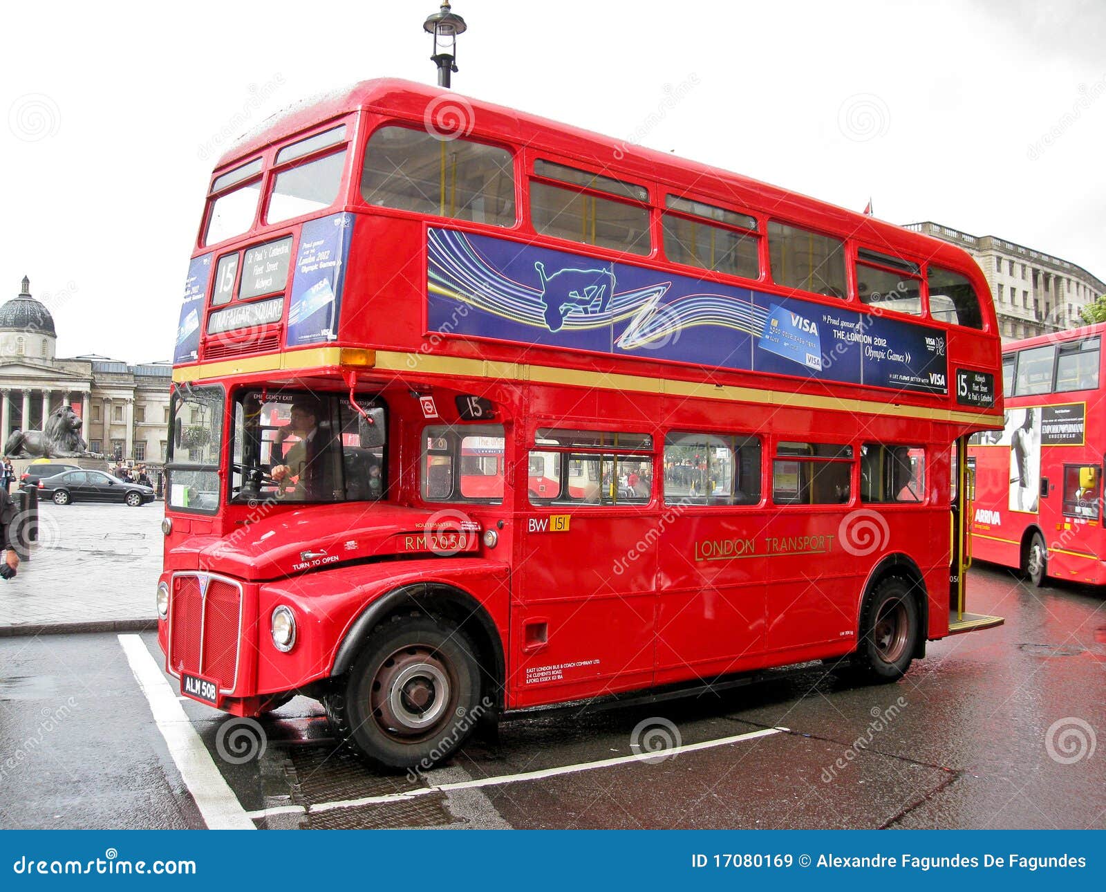 Bus Rosso in Trafalgar Londra Quadrata Immagine Stock Editoriale ...