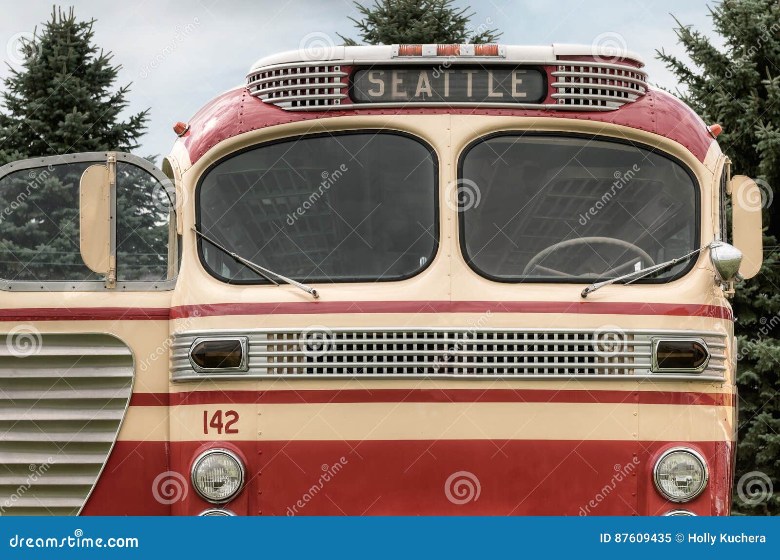 Bus 142 a Seattle immagine stock. Immagine di fari, esterno - 87609435