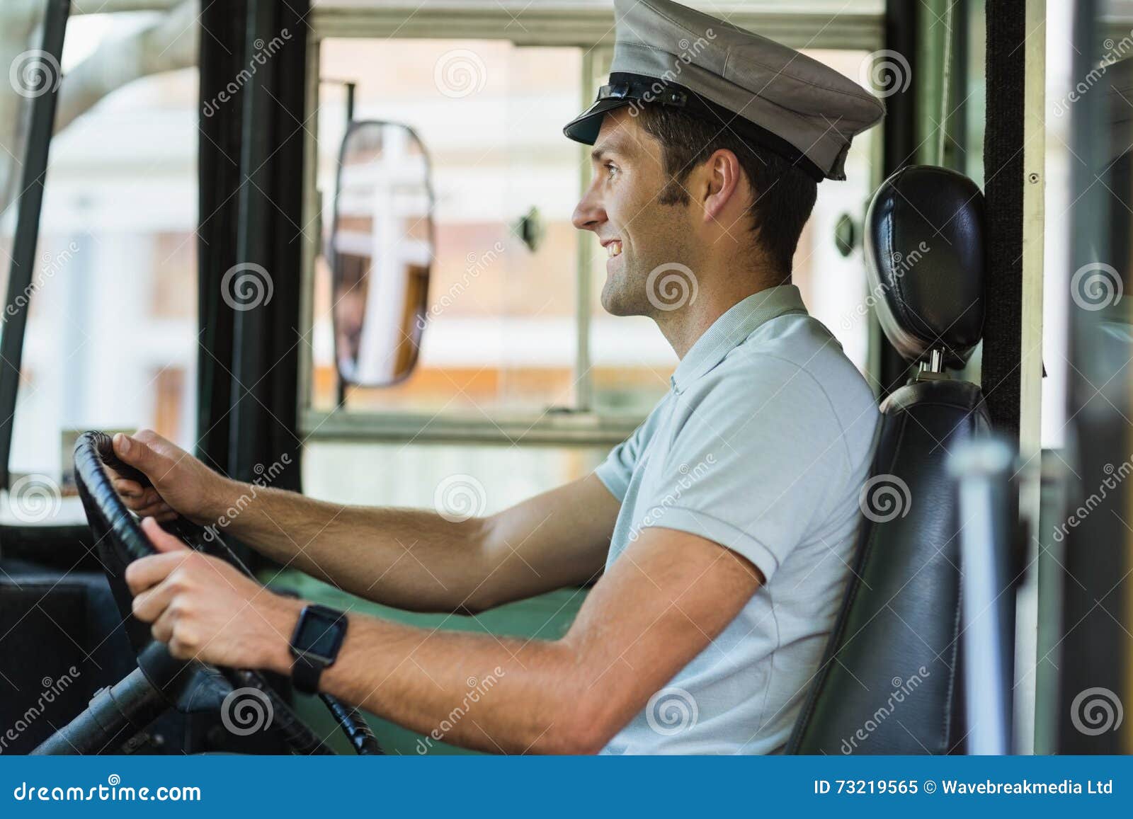 Buschauffeur Die Een Bus Drijven Stock Afbeelding - Image of mens ...