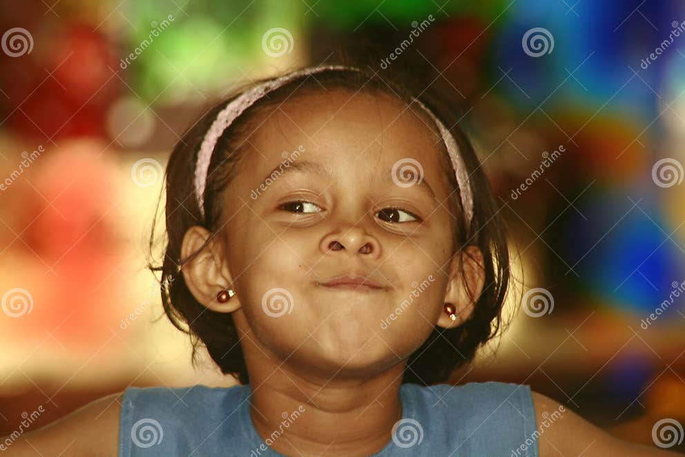 Busig flicka fotografering för bildbyråer. Bild av härlig - 3043459