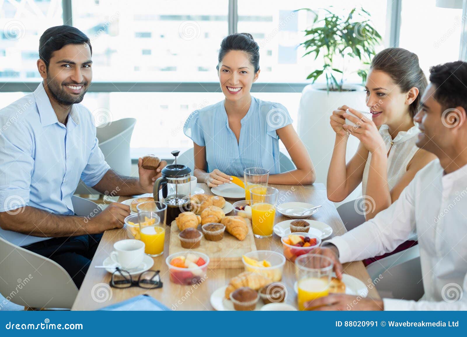 Business Colleagues Interacting with Each Other while Having Breakfast ...