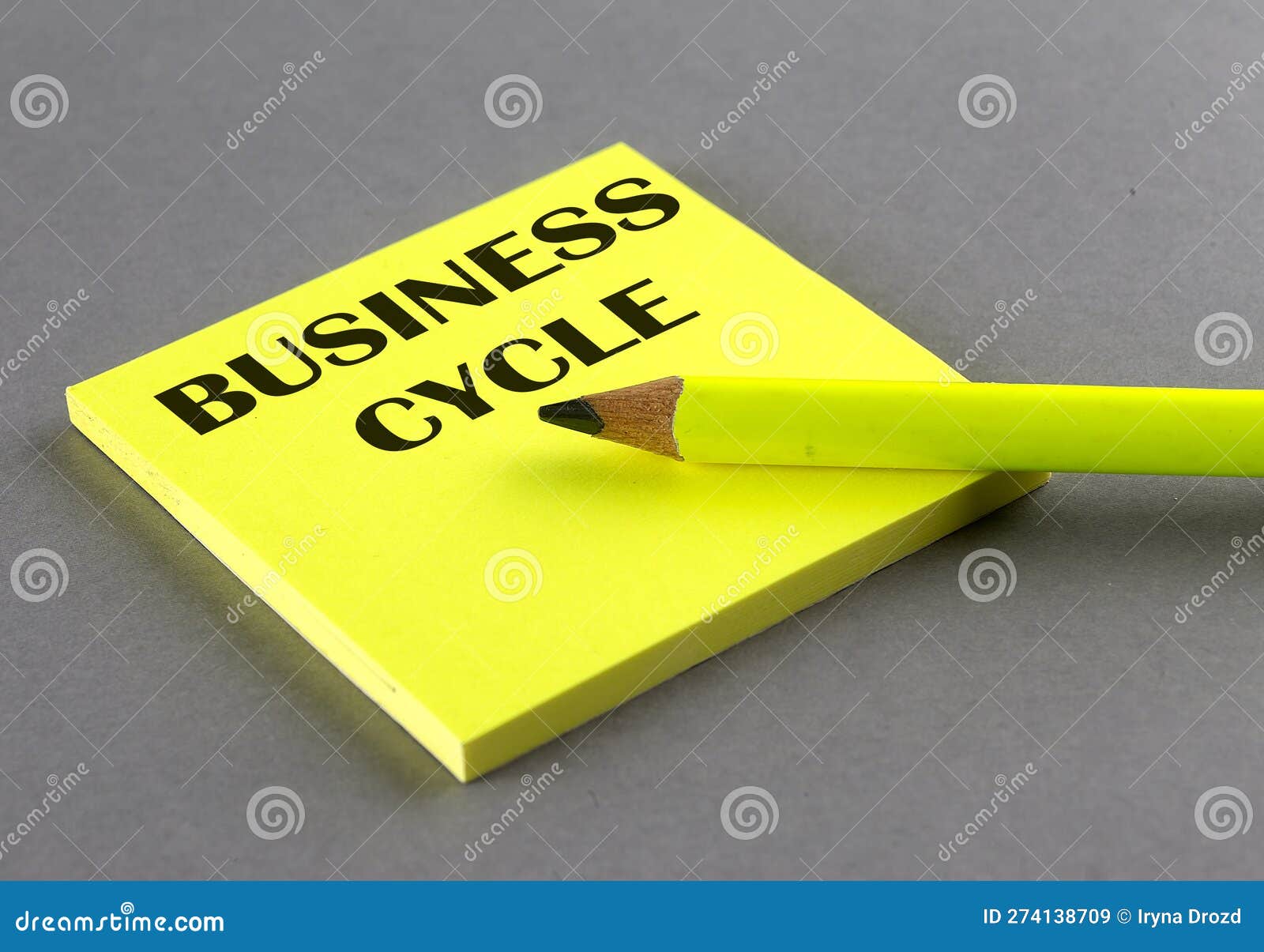 BUSINESS CYCLE Text Written on a Sticky on Grey Background Stock Image ...