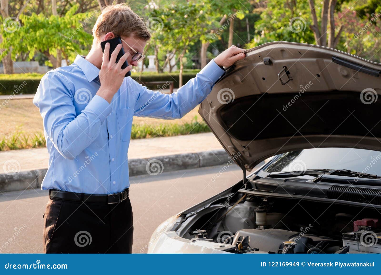 Business Man Calling Insurance Agent after Accident, Insurance C Stock ...