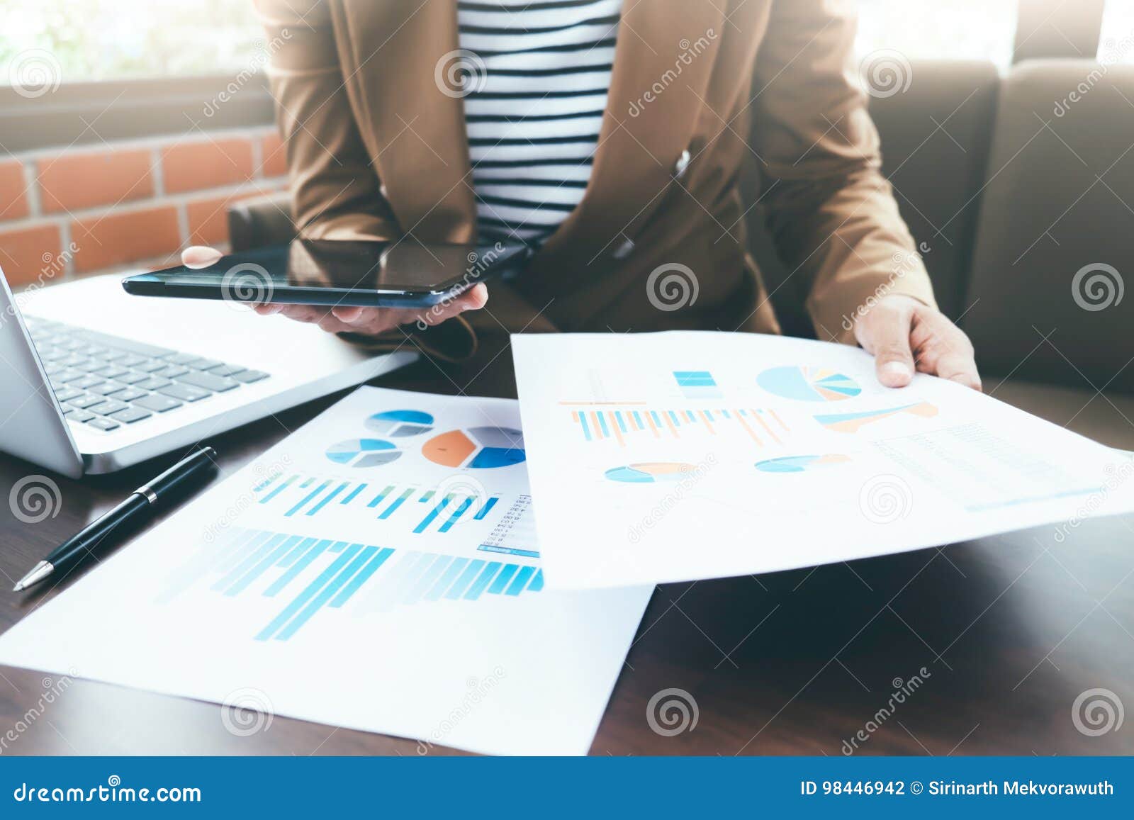 Business People Analyse High Performance Solution. Stock Photo - Image ...