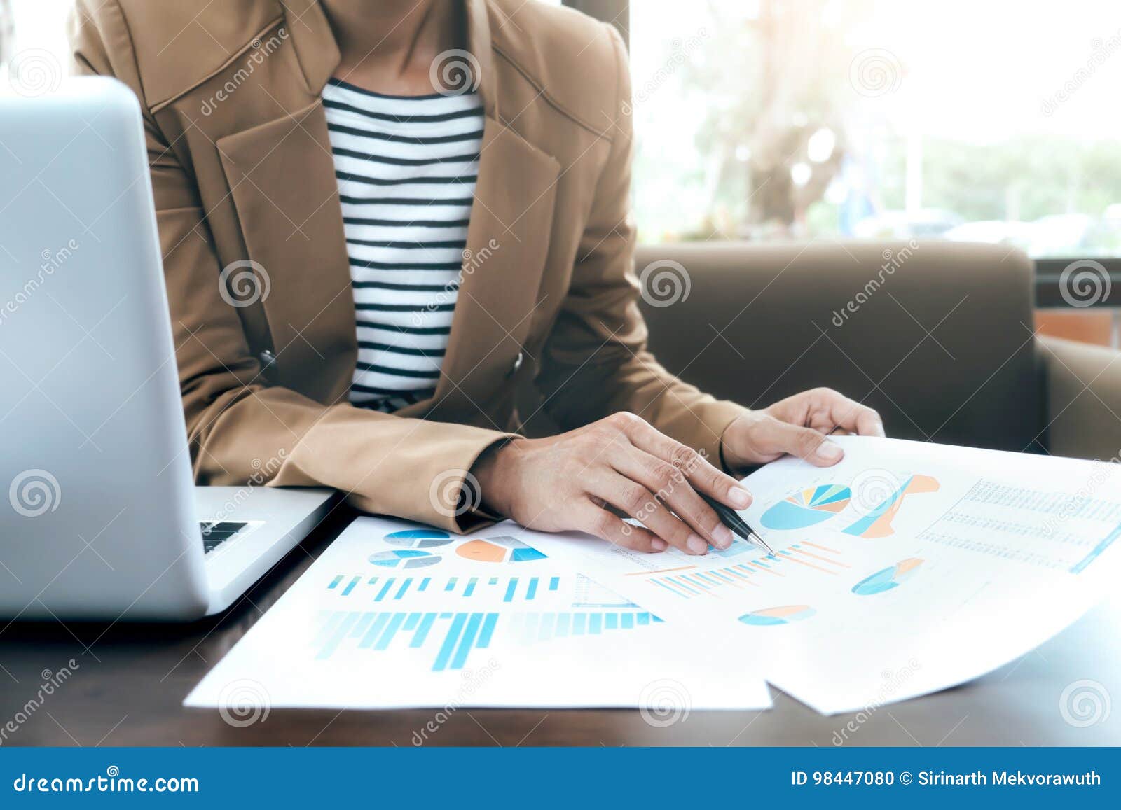 Business People Analyse High Performance Solution. Stock Photo - Image ...