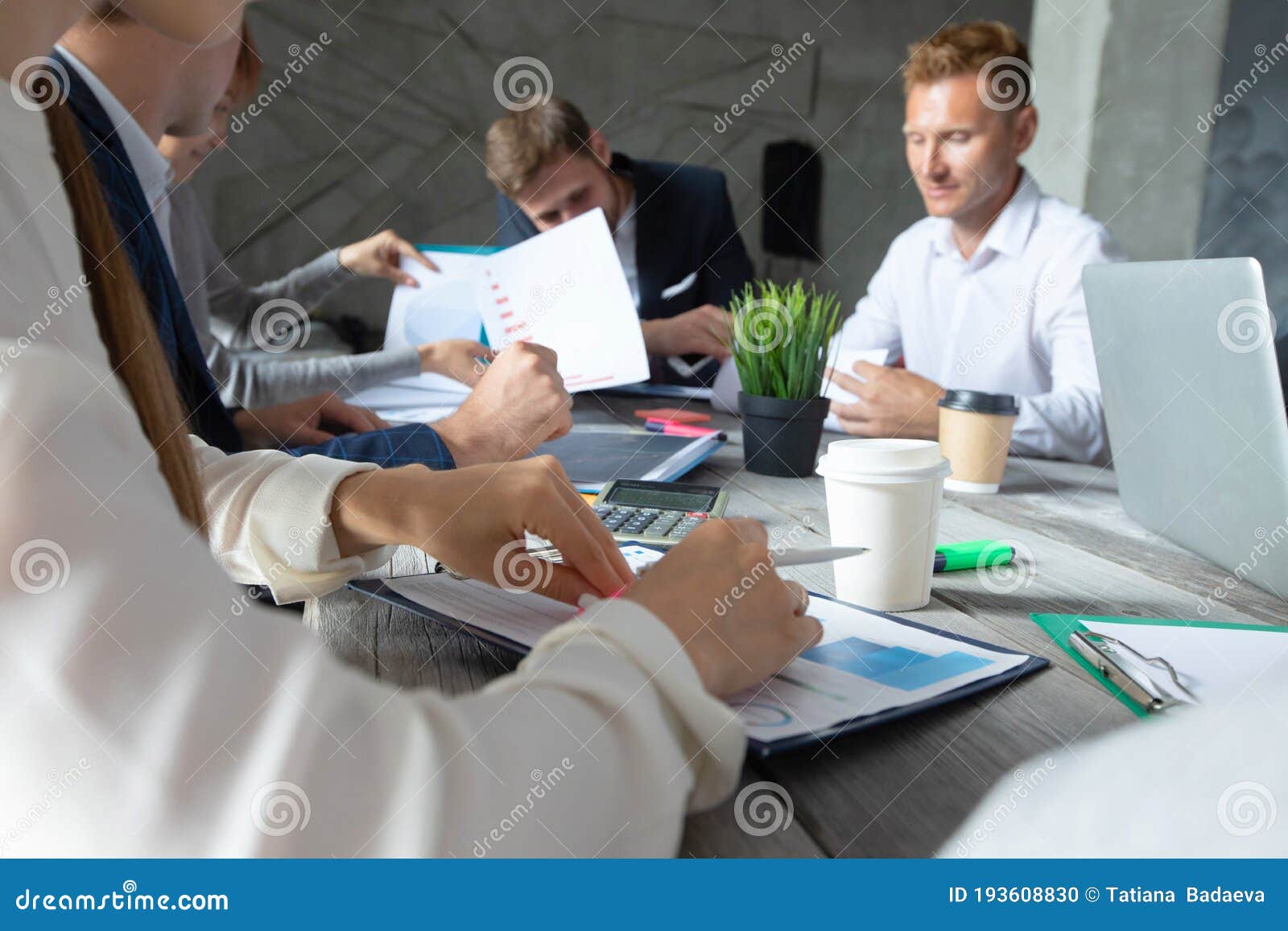 Business People Analyzing Data Stock Photo - Image of analyze, income ...