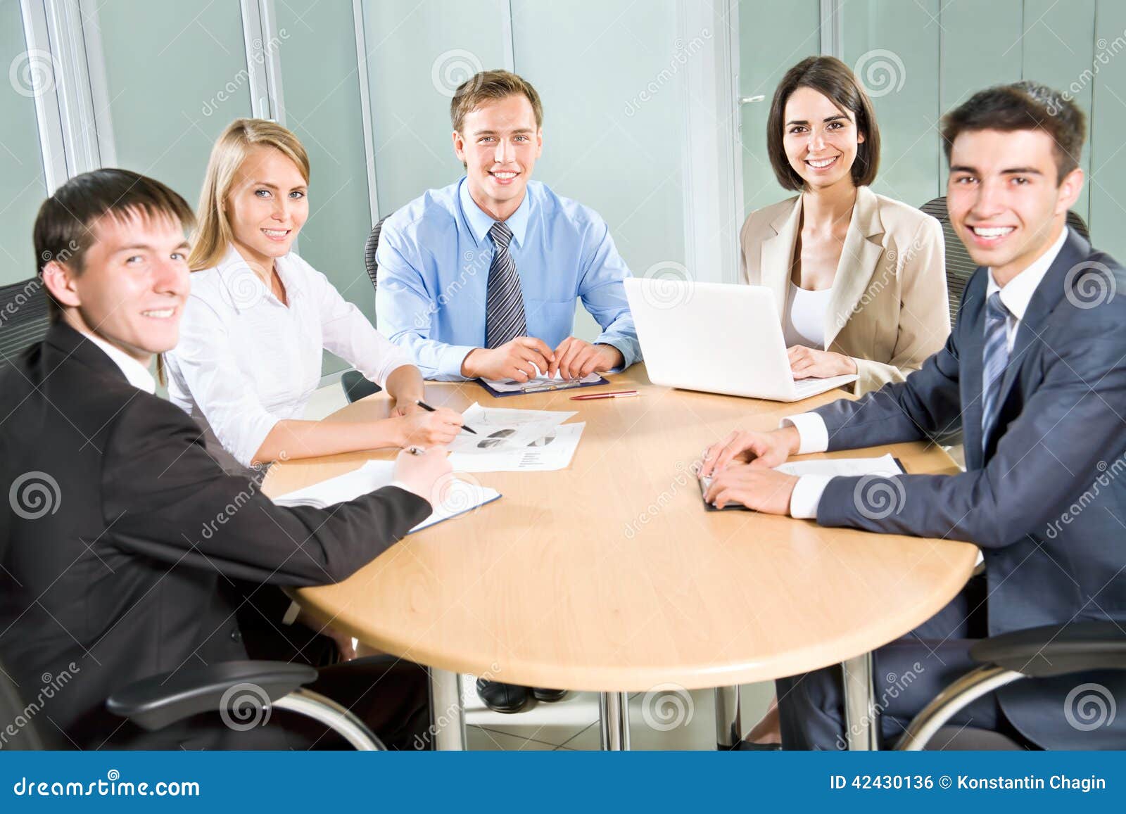 Business People with Computer Stock Photo - Image of organization, idea ...