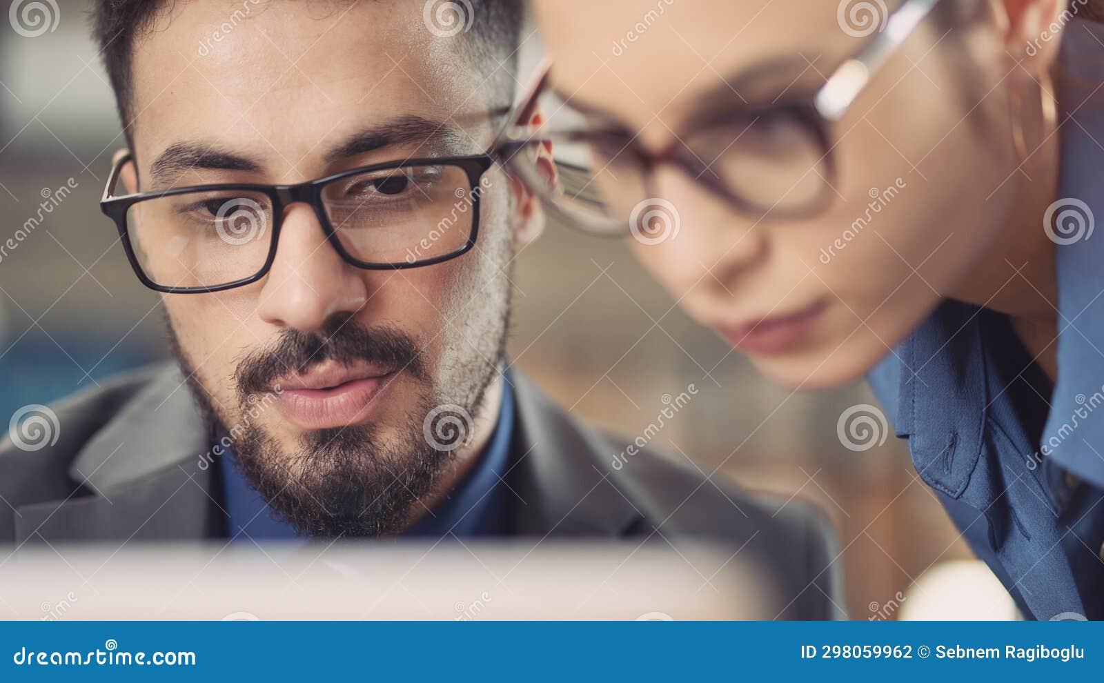 Business People are Looking at the Computer Screen Stock Photo - Image ...