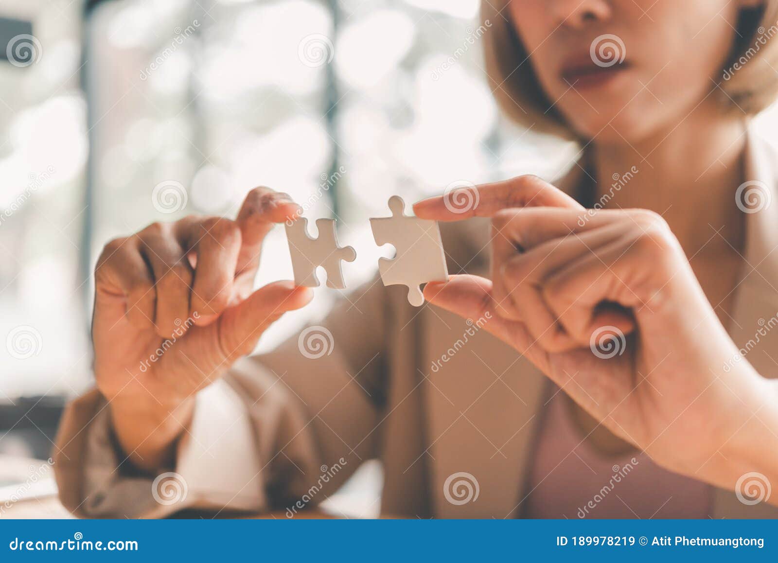 Business People are Taking Puzzles To Connect. Ideas about Building a ...