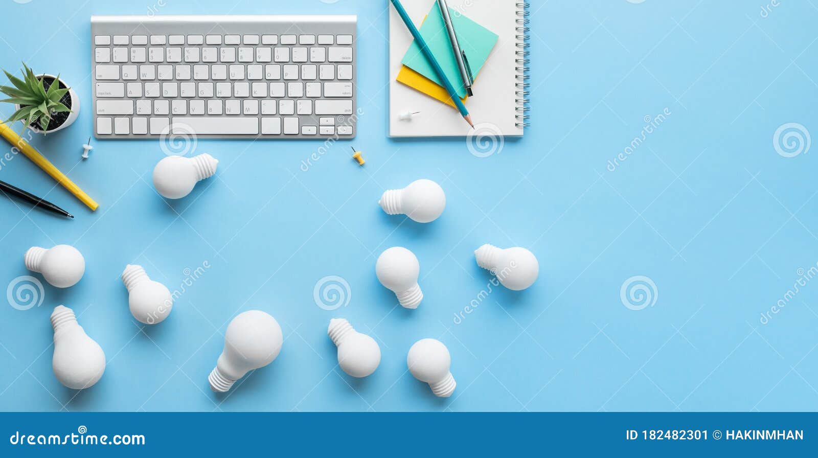 Business Teamwork Concepts with Group of Lightbulb on Worktable ...