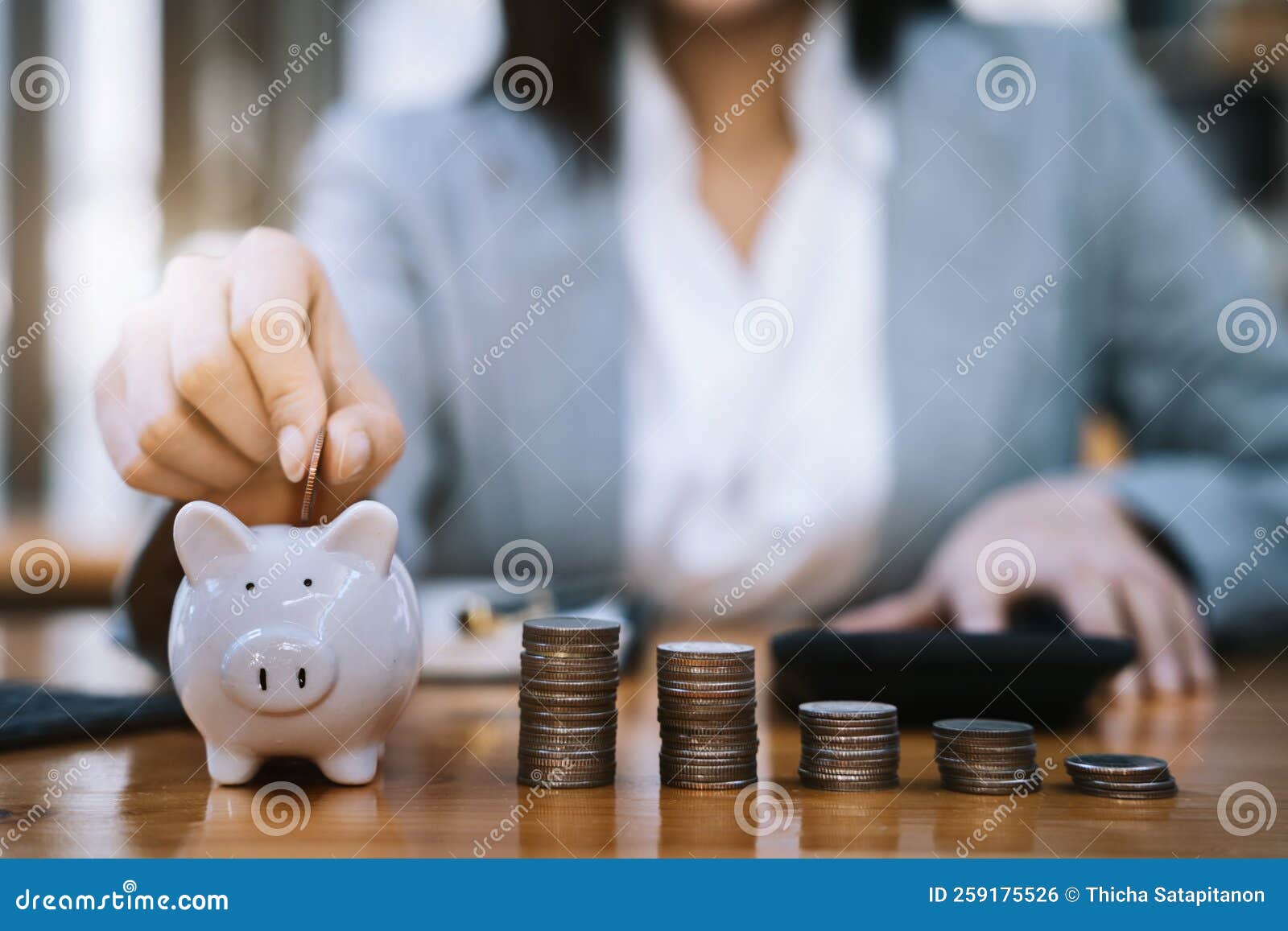 Business Women are Calculating daily Expenses Stock Photo - Image of ...