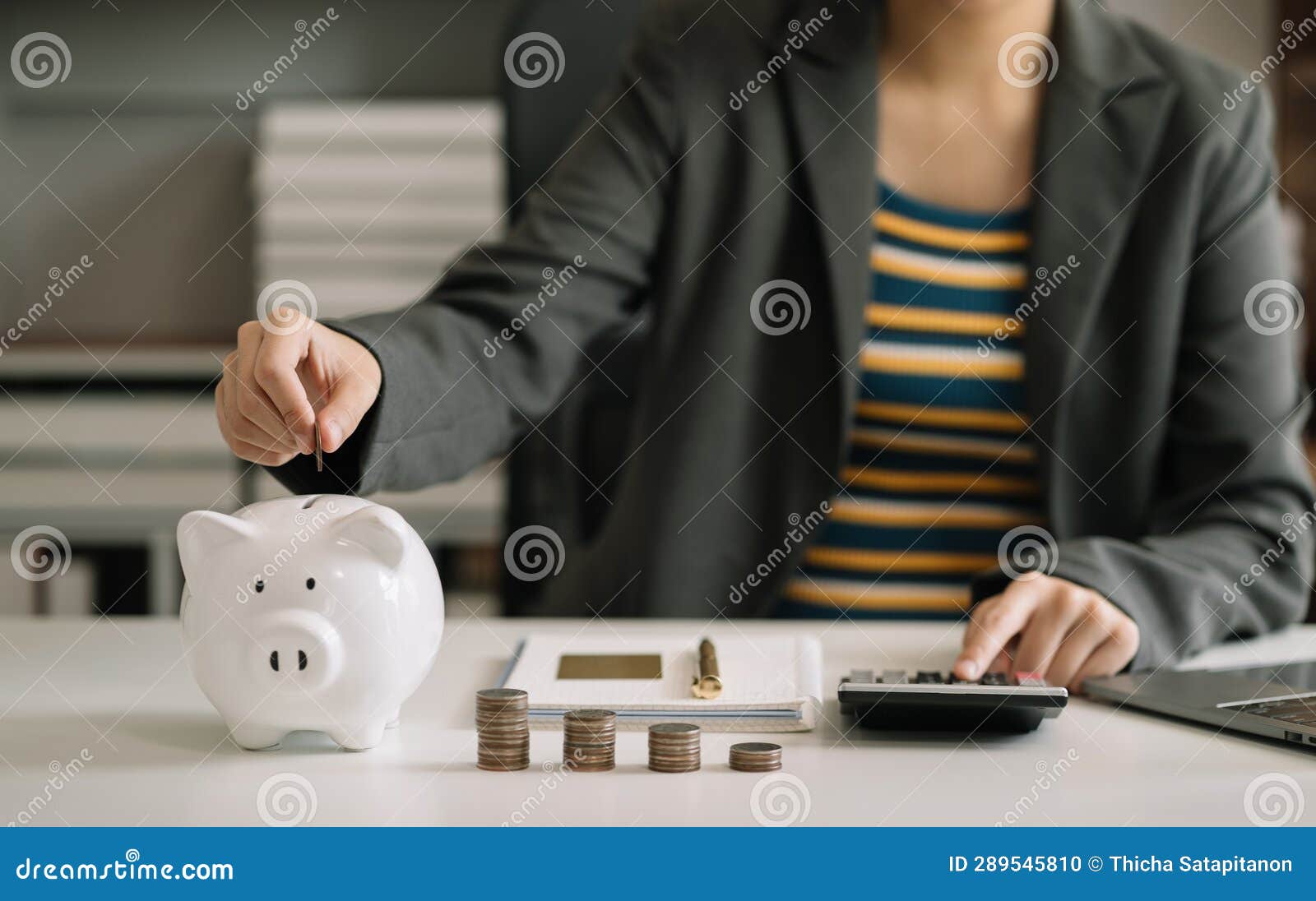 Business Women are Calculating daily Expenses Stock Photo - Image of ...