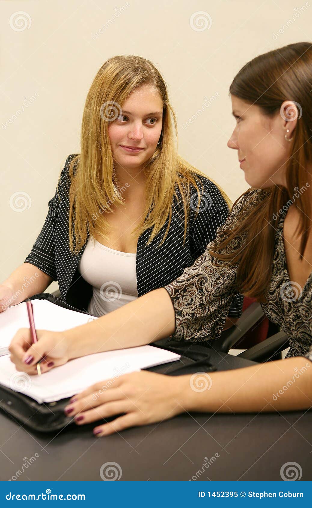 Business Women Taking Notes Stock Image - Image of paper, chatting: 1452395