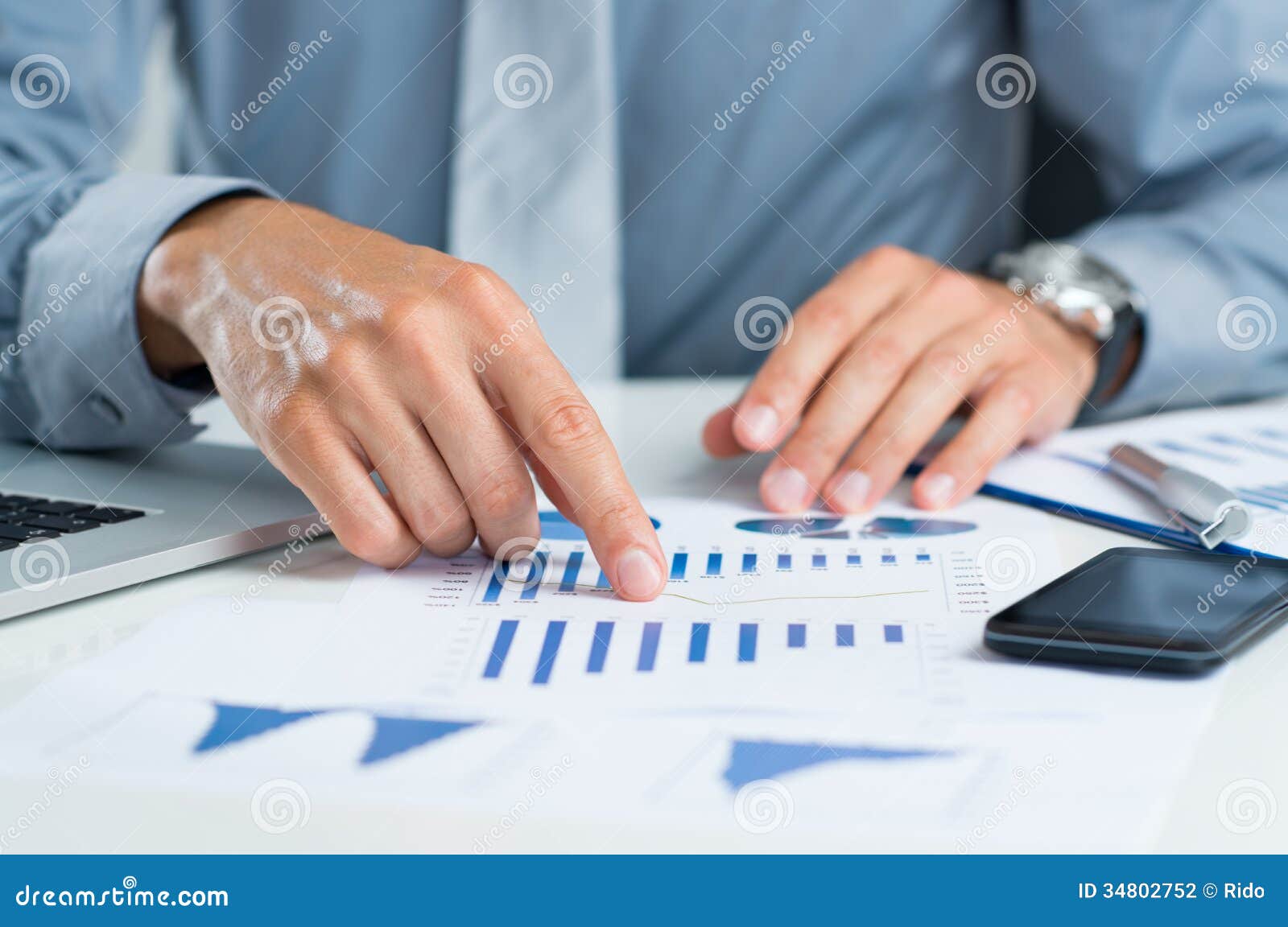Businessman Analyzing Graph Stock Photo - Image of businessperson ...