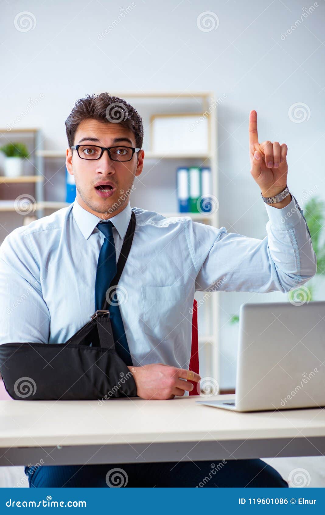 The Businessman with Broken Arm Working in Office Stock Photo - Image ...