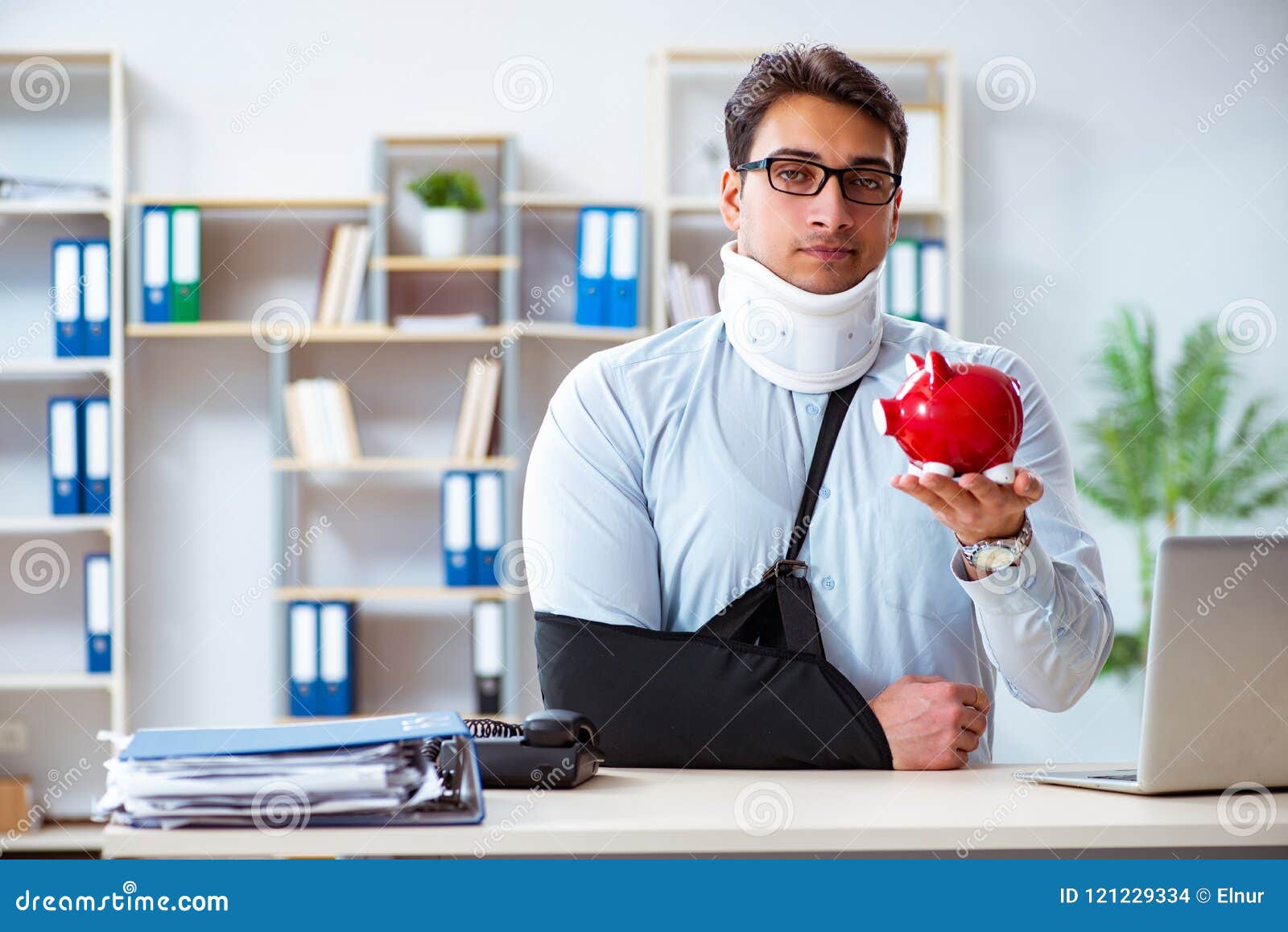 The Businessman with Broken Arm Working in Office Stock Photo - Image ...