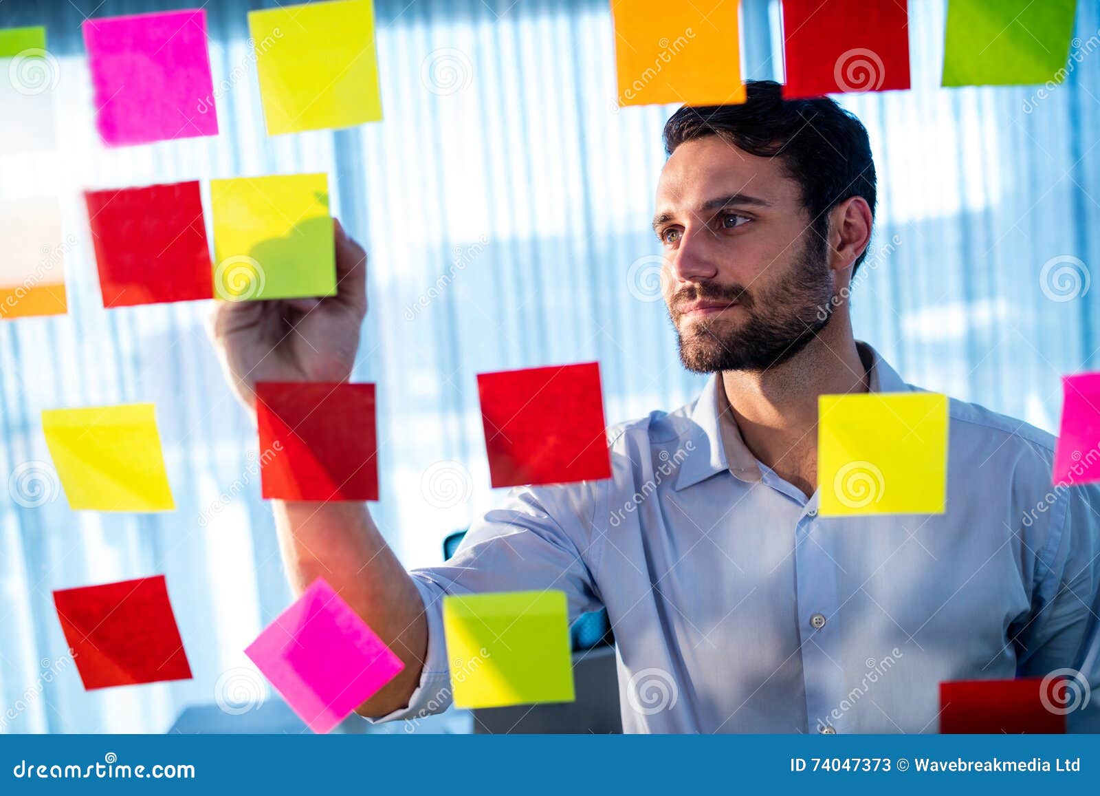 Businessman Writing on Post it Stock Image - Image of flow, male: 74047373