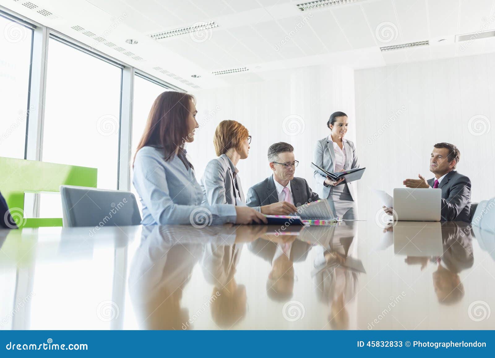 Businesspeople in Een Vergadering Stock Afbeelding - Image of vijf ...