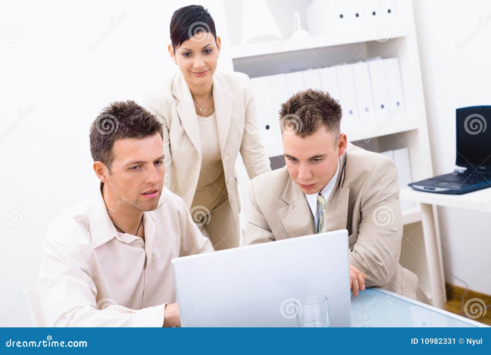 Businesspeople Gebruikend Laptop Stock Afbeelding - Image of carrière ...