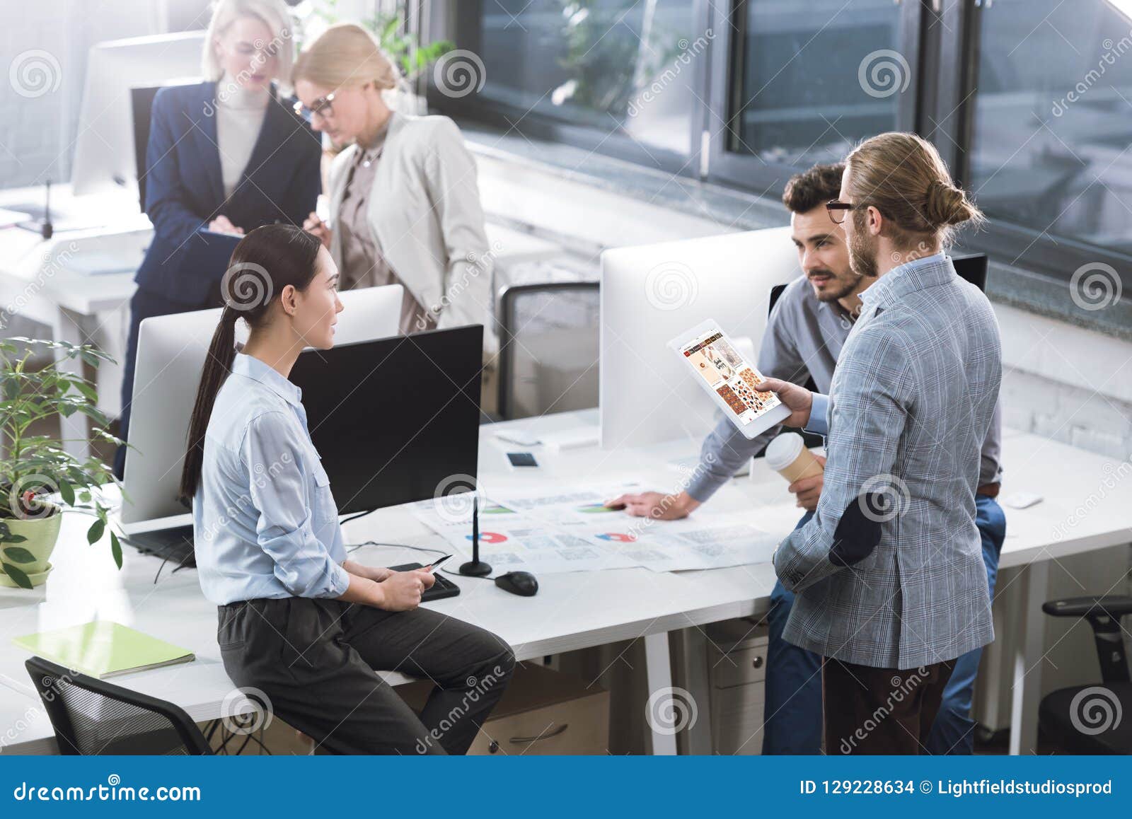 Selective Focus of Businesspeople Having Discussion at Workplace ...