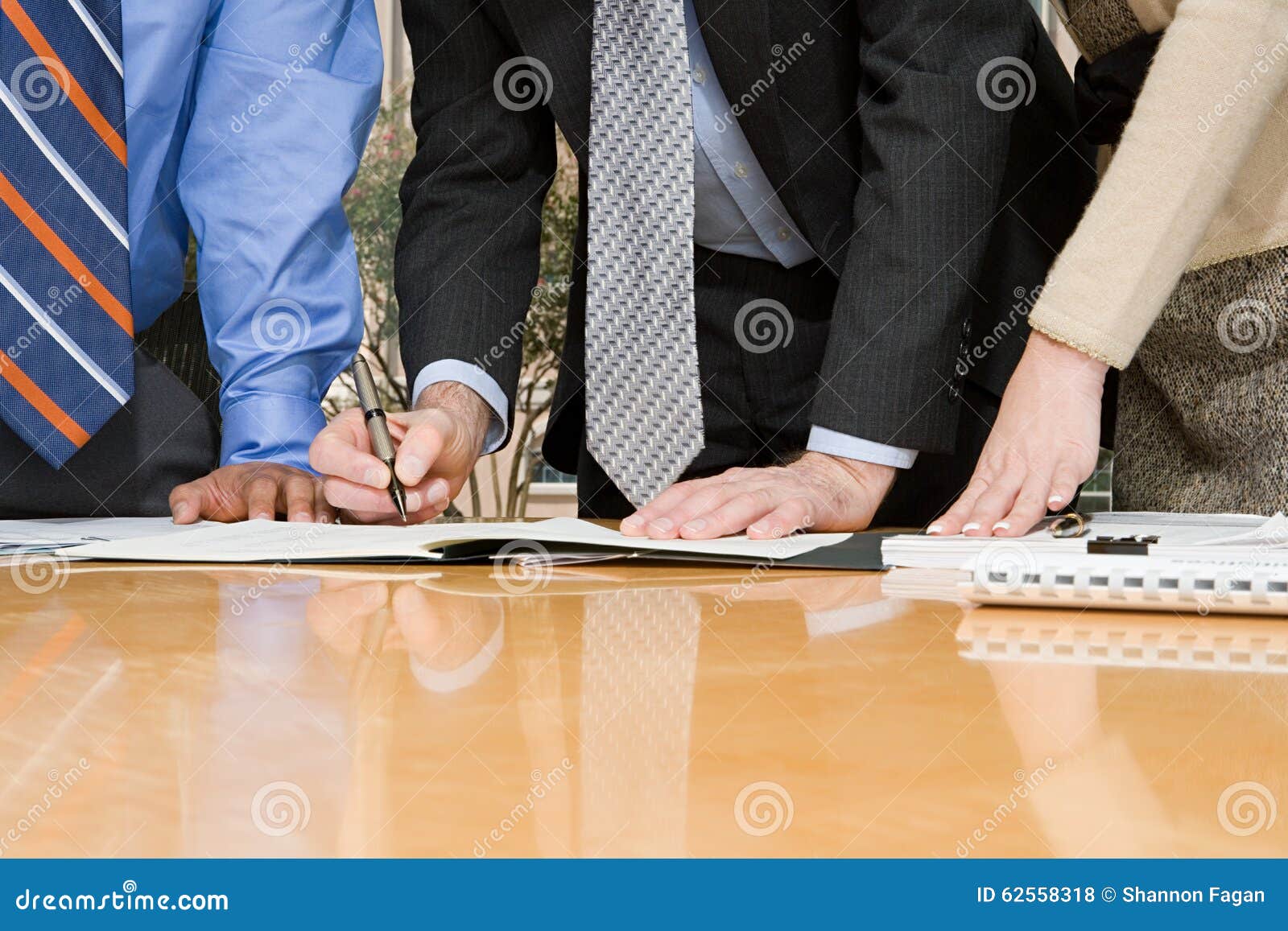 Businesspeople Signing Contract Stock Photo - Image of paperwork ...