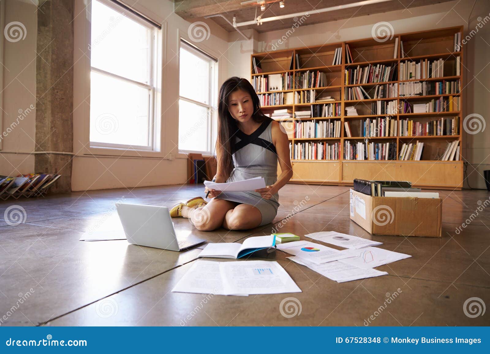 Businesswoman Laying Documents on Floor To Plan Project Stock Photo ...
