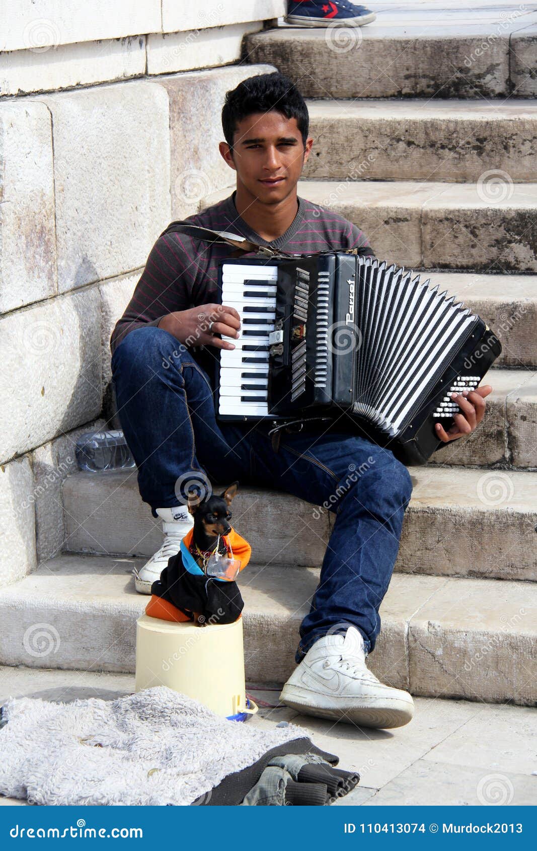 Busker редакционное стоковое изображение. изображение насчитывающей ...