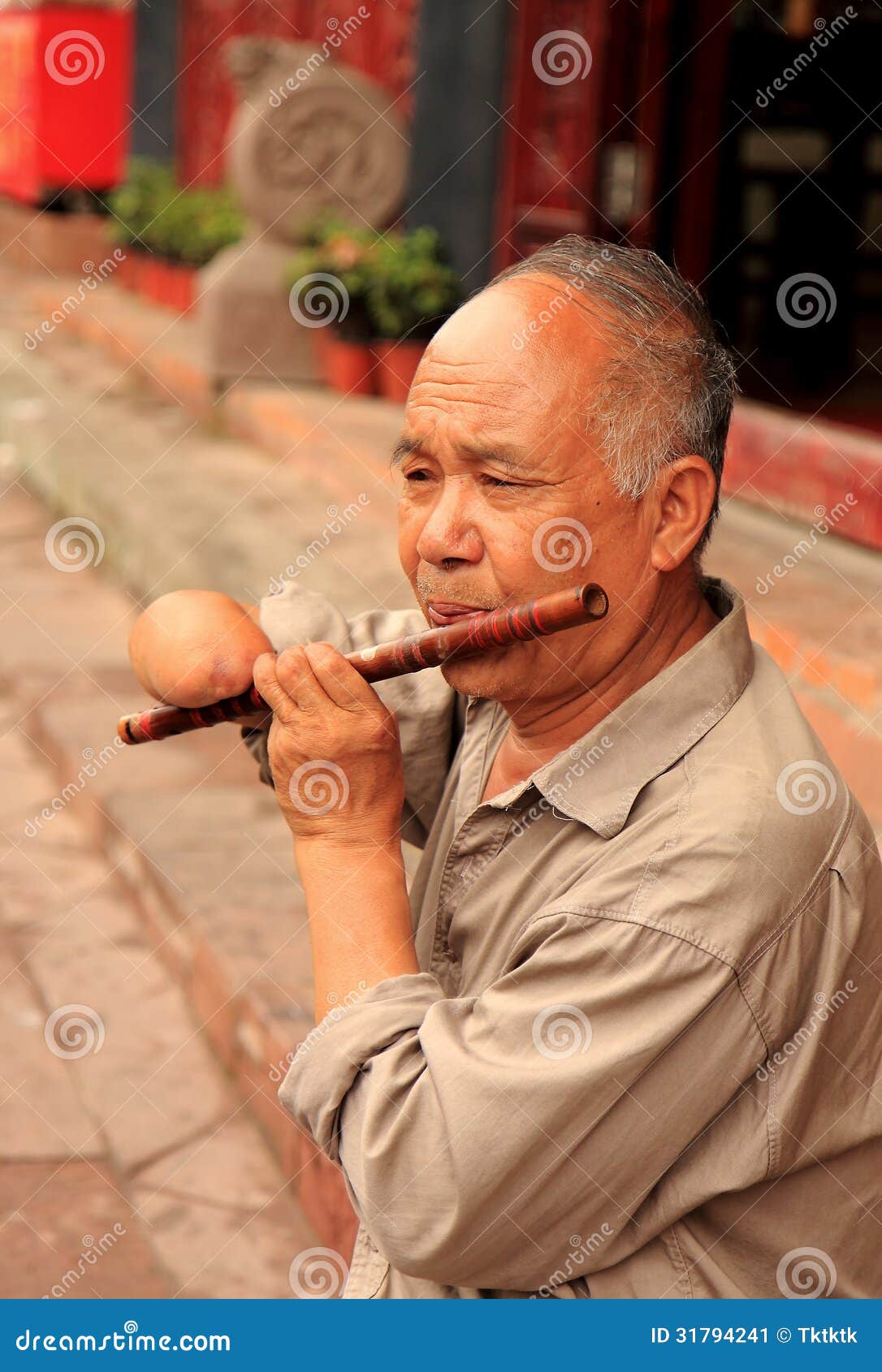Elderly Chinese man busker editorial photo. Image of flute - 31794241