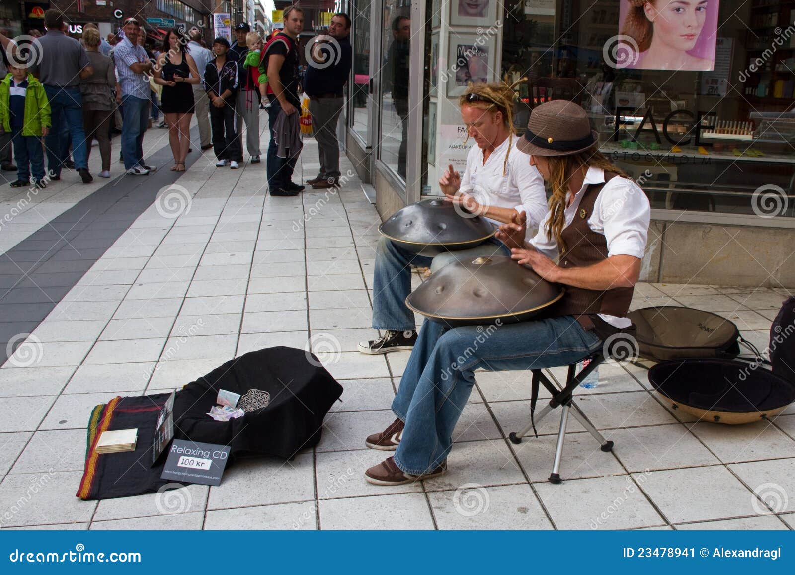 Buskers with hangs editorial photo. Image of audience - 23478941