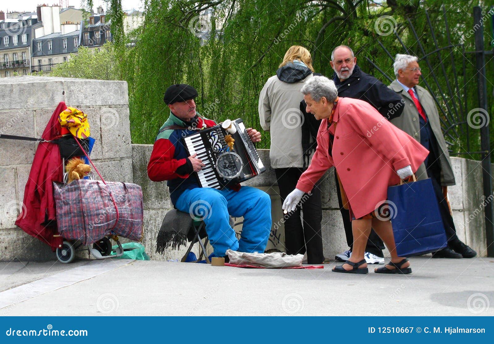 Busking in Paris editorial photography. Image of europe - 12510667