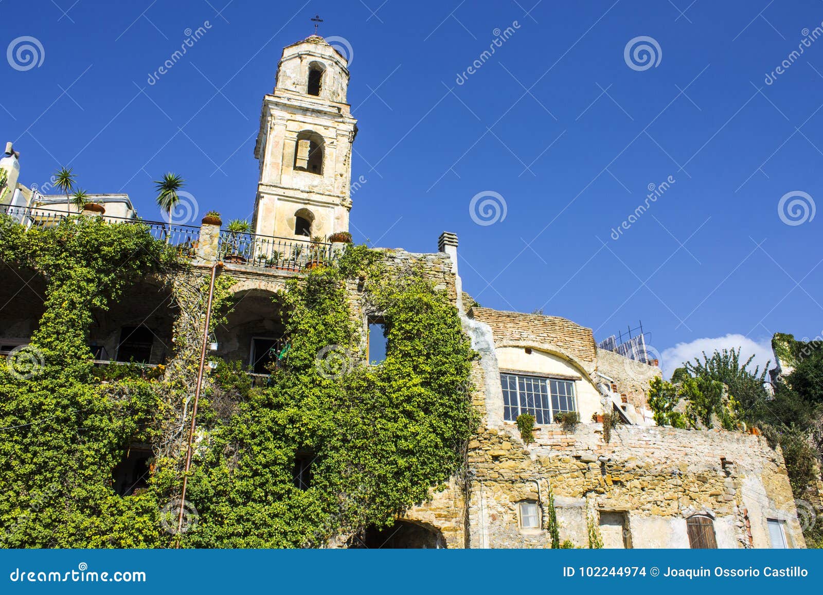 Bussana Vecchia, Italia immagine stock editoriale. Immagine di estate ...