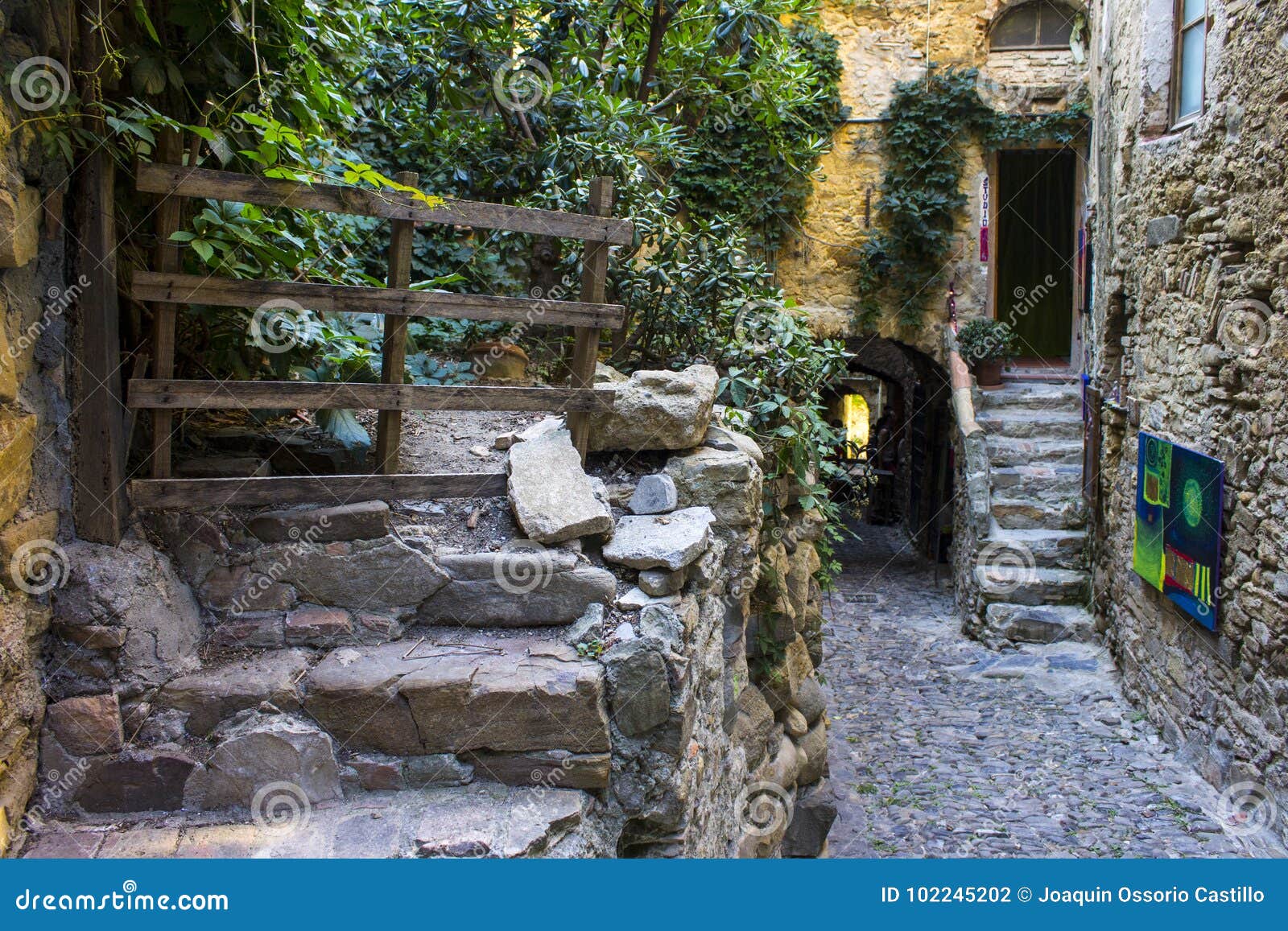Bussana Vecchia, Italia fotografia editoriale. Immagine di limiti ...