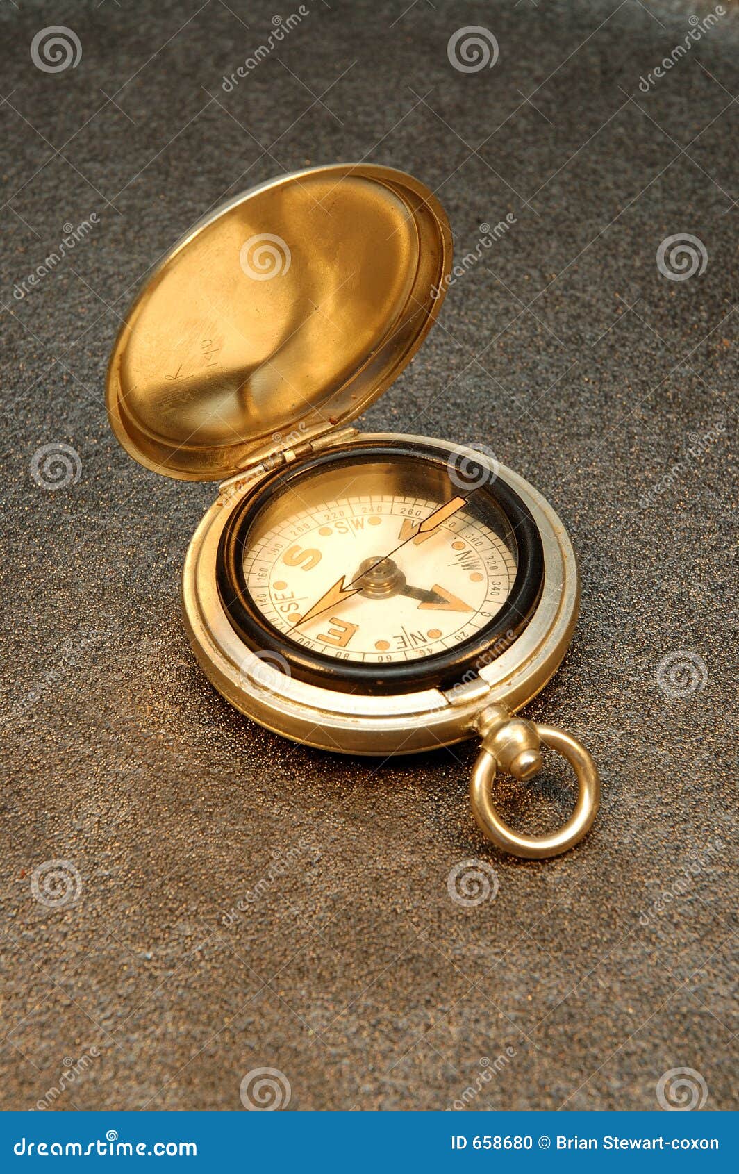 Bussola antica fotografia stock. Immagine di aperto, indicare - 658680