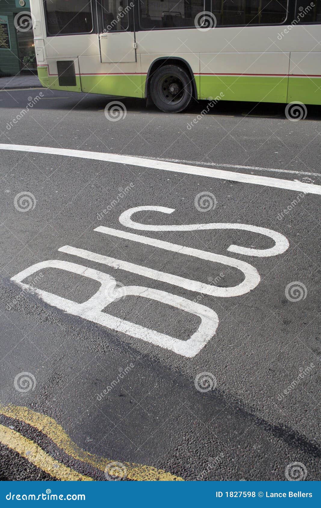 Busstrook stock foto. Image of stad, steeg, asfalt, wiel - 1827598