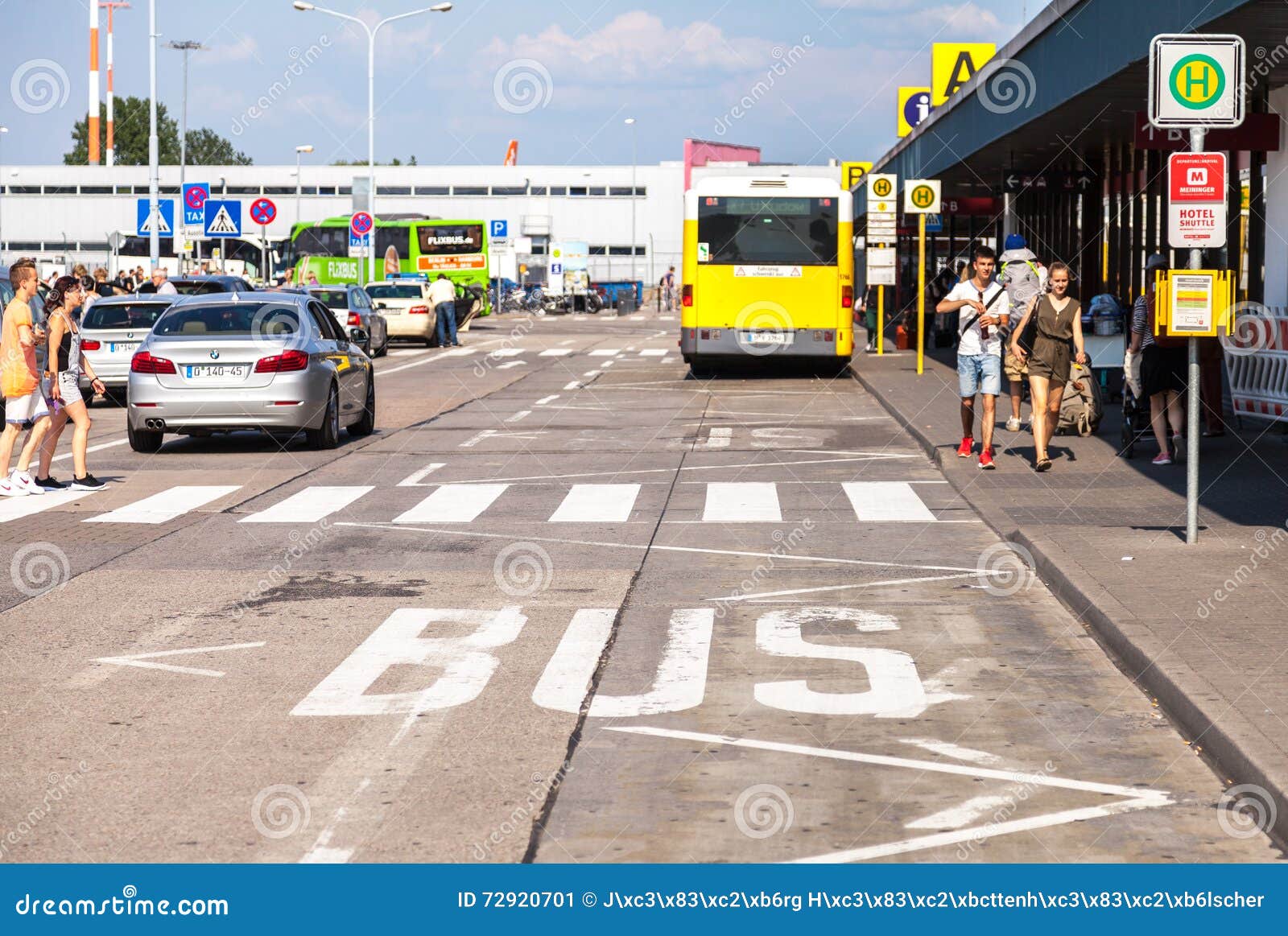 Busstrook Op Luchthaven Schoenefeld Redactionele Foto - Image of park ...